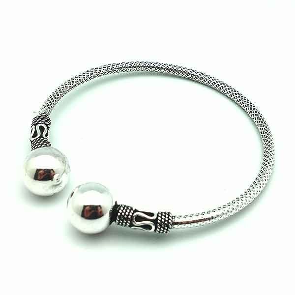 Pulsera tipo aro, con bolas en las puntas.