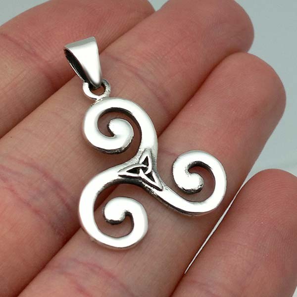 Colgante Trisquel con triqueta, elaborado en plata de ley.