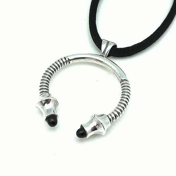 Colgante con forma de torque, en plata de ley y azabache.