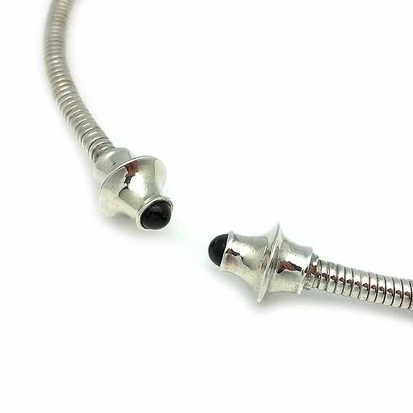 Torque unisex para el cuello, elaborado en plata de ley y azabache.