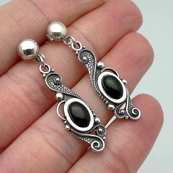 Pendientes con plata de ley y azabache natural.