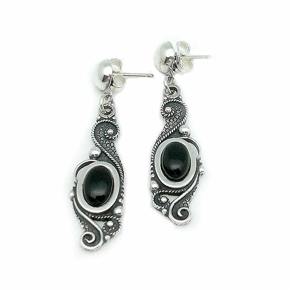 Pendientes con plata de ley y azabache natural.