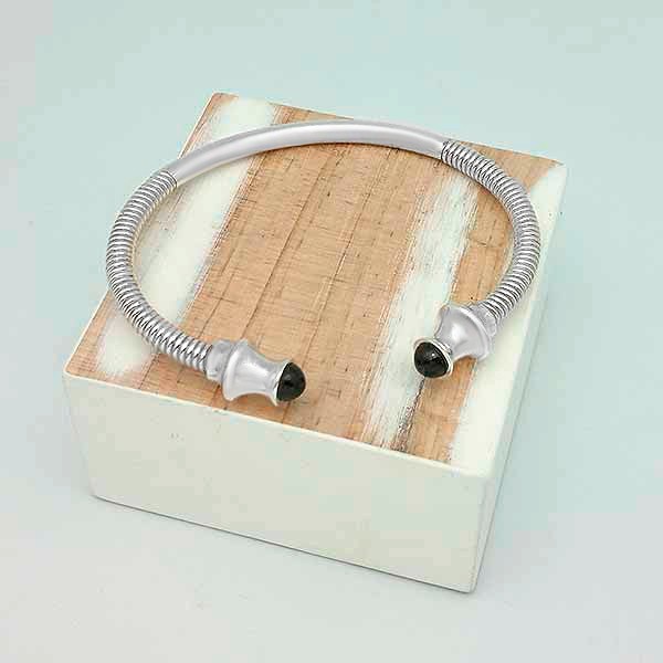 Torque elaborado en plata de ley y azabache, unisex.