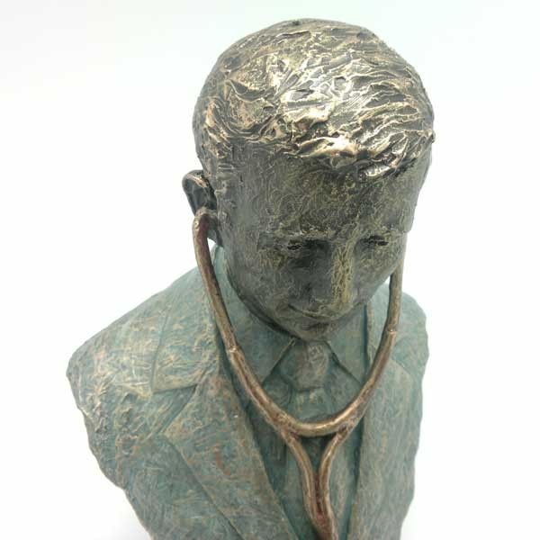 Figura médico, de la escultora Angeles Anglada