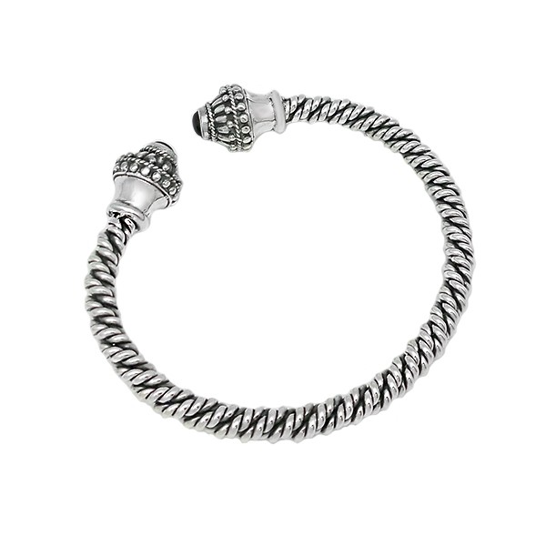 Thick interlocking torque with jet: in silver and jet.