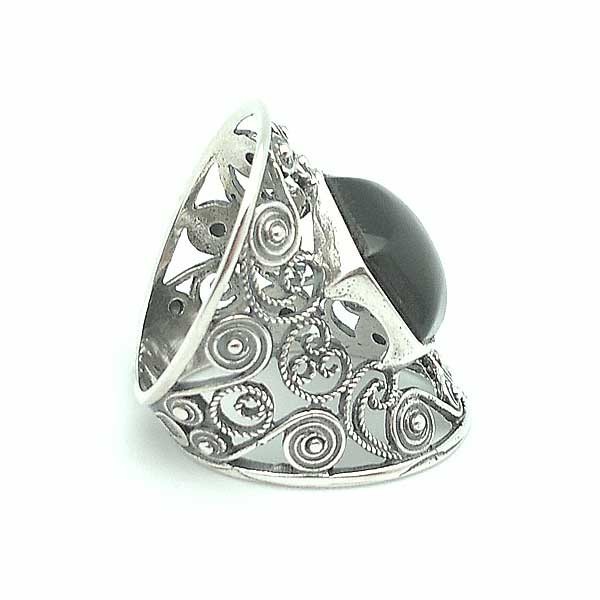 Ring crafted in sterling silver and jet from Asturias.