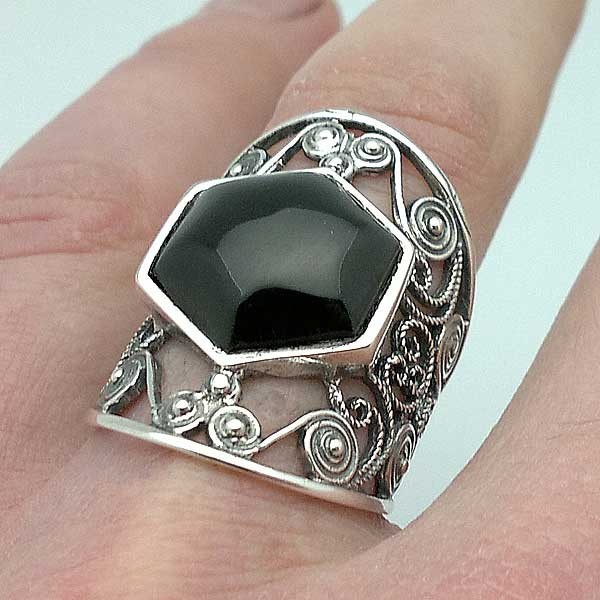 Ring crafted in sterling silver and jet from Asturias.
