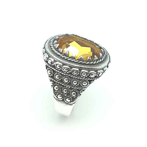 Anillo tipo obispo, en plata de primera ley.