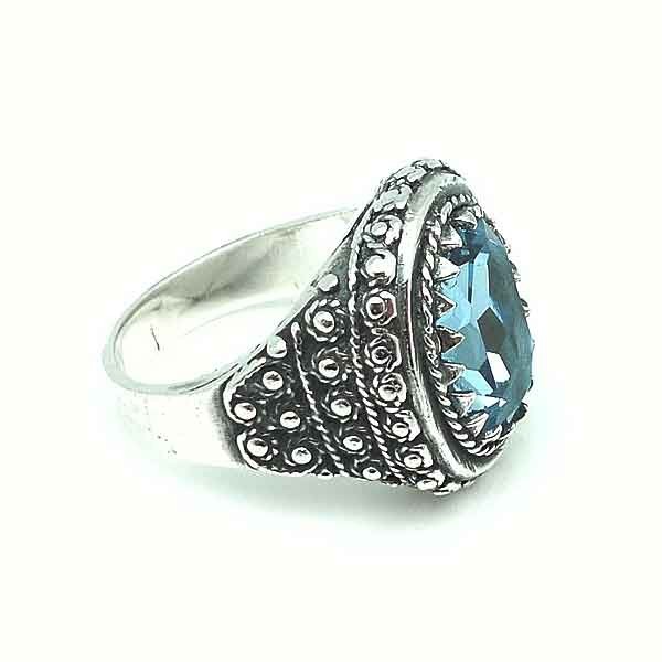 Anillo tipo obispo, en plata de primera ley.