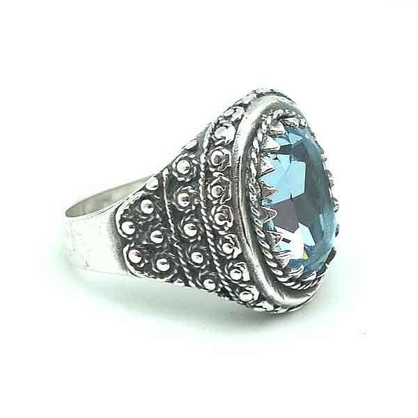 Anillo tipo obispo, en plata de primera ley.