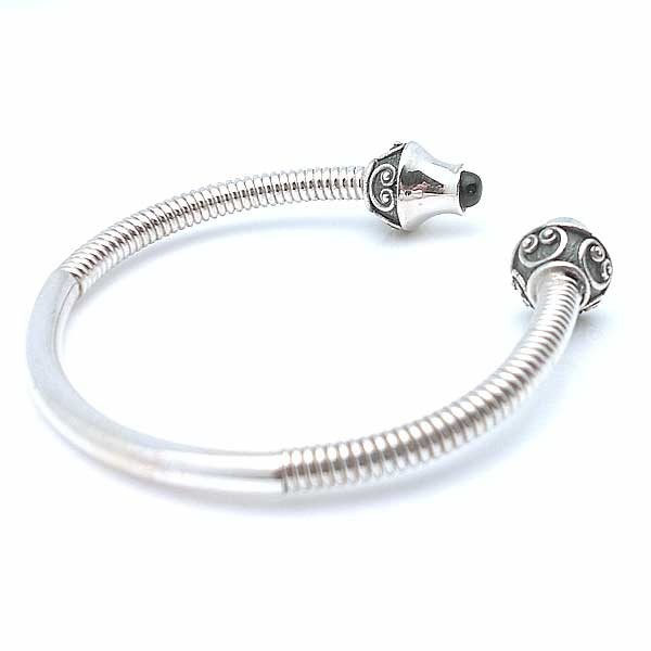 Torque de Plata y Azabache con filigrana.