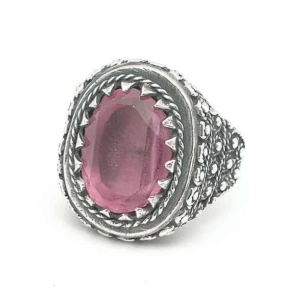 Anillo tipo obispo, en plata de ley y un piedra en tono rosa de Francia.
