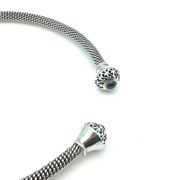 Torque para el cuello, fabricado en plata de ley y azabache.