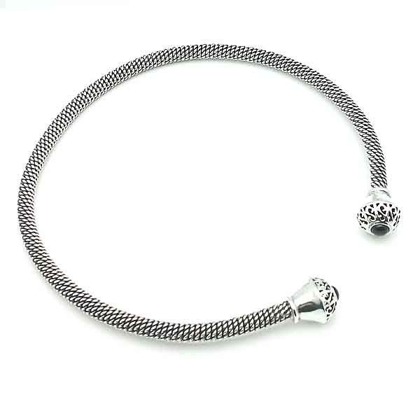 Torque neck, made of sterling silver and jet.