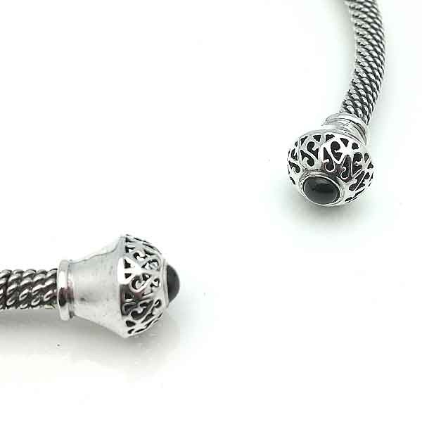 Torque neck, made of sterling silver and jet.